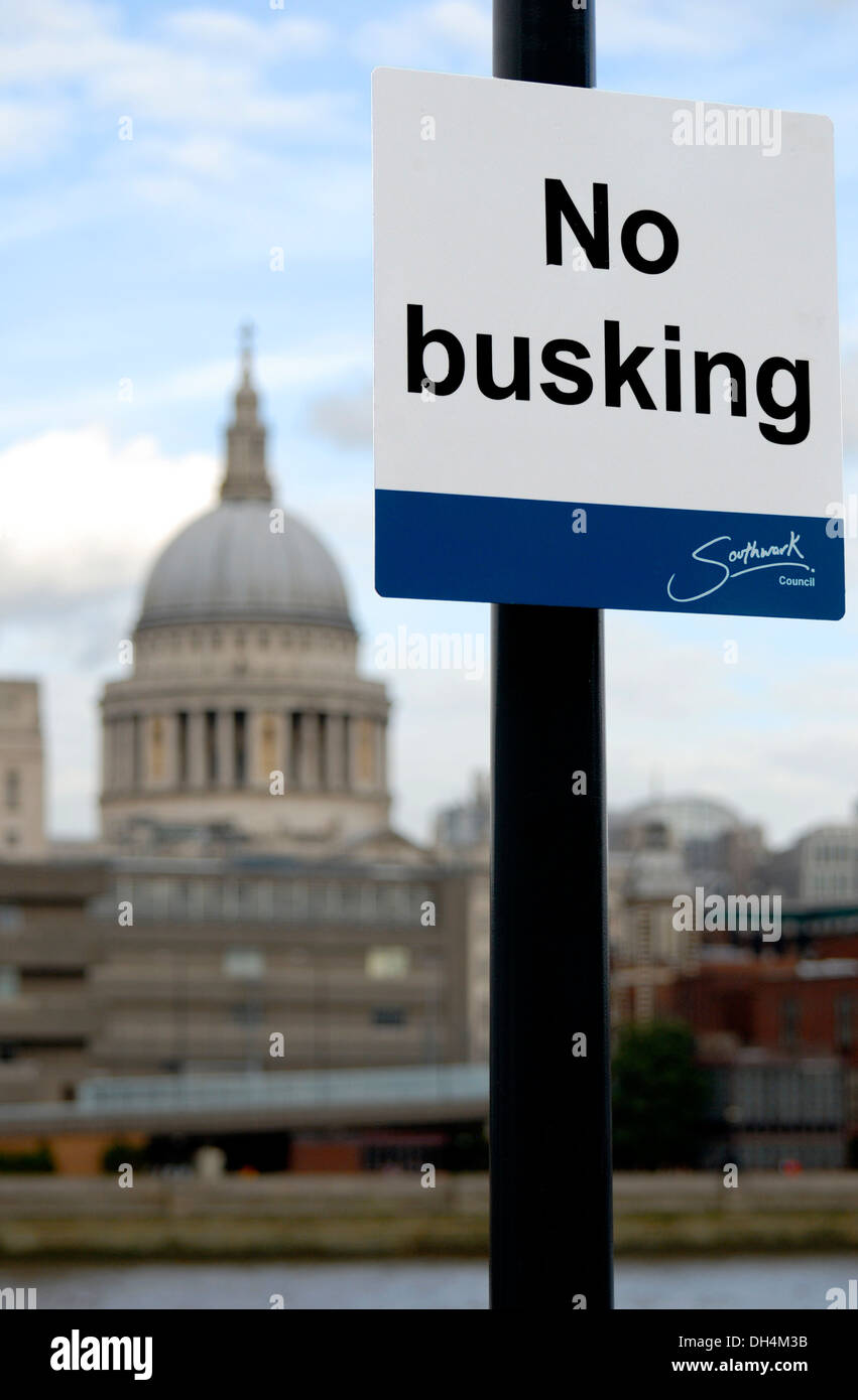 Buskers warning sign hi-res stock photography and images - Alamy