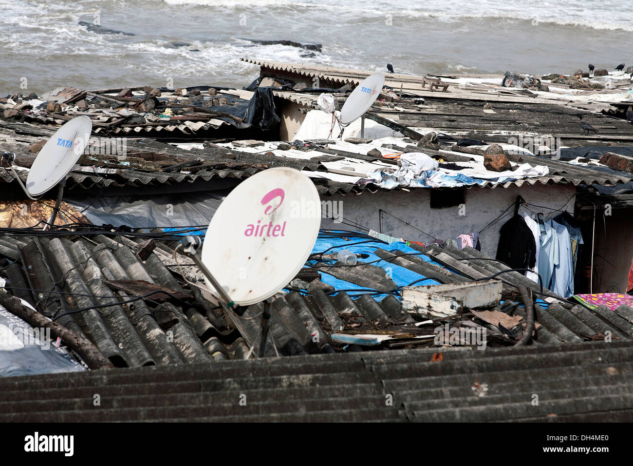 India slums housing hi-res stock photography and images - Alamy