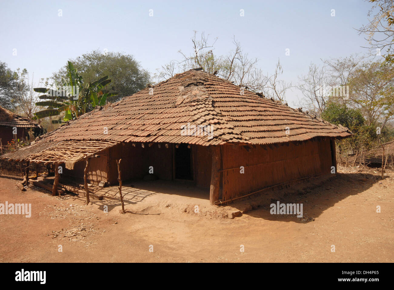 Mud Hut Grass Roof High Resolution Stock Photography and Images - Alamy