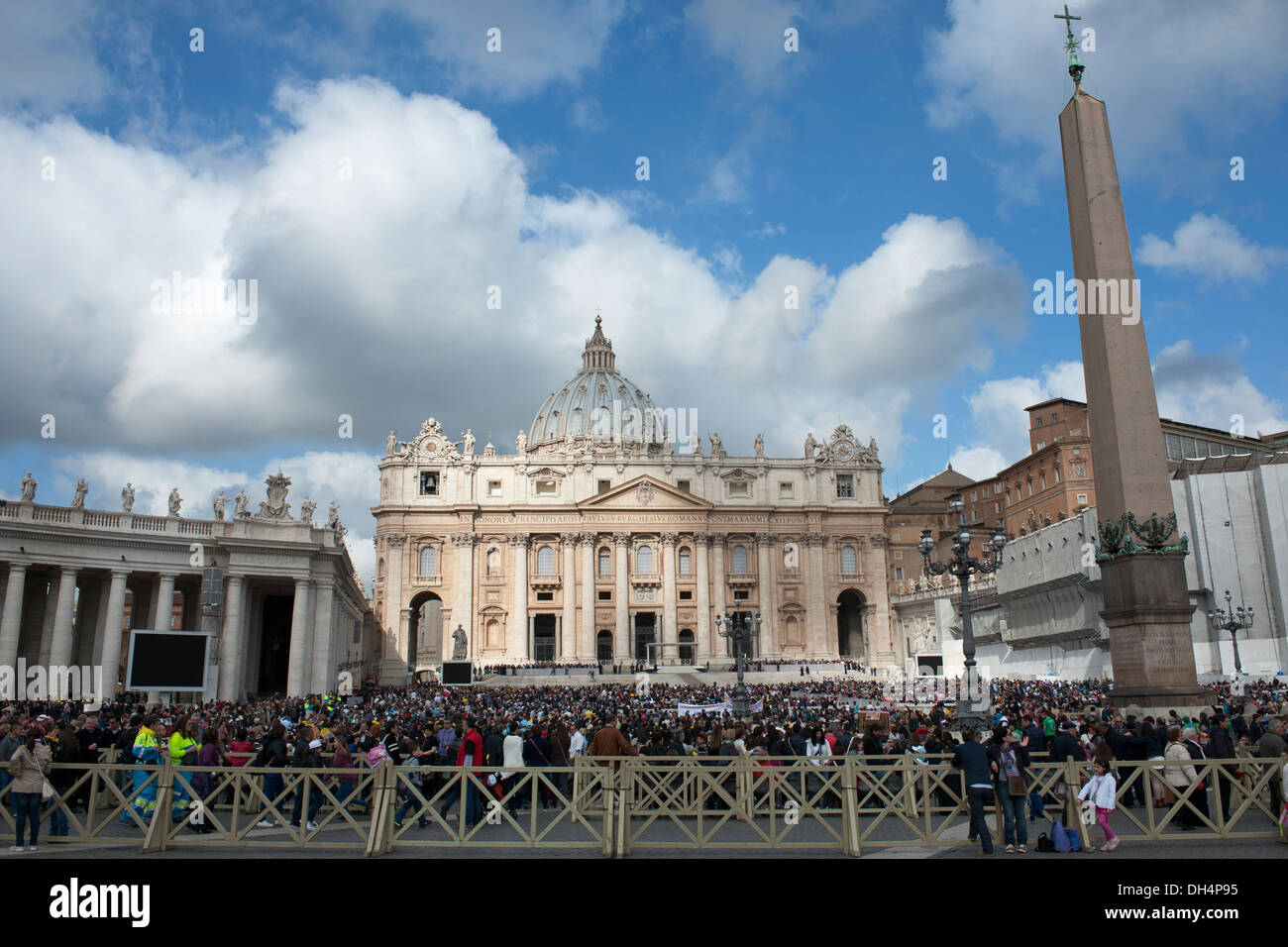 Christian pilgrims in st peters square hi-res stock photography and ...