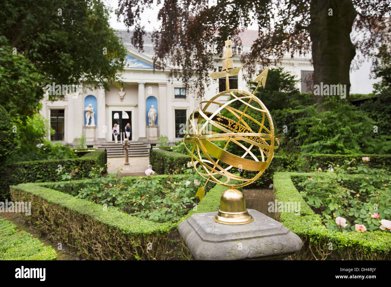 Sundial house hi-res stock photography and images - Alamy
