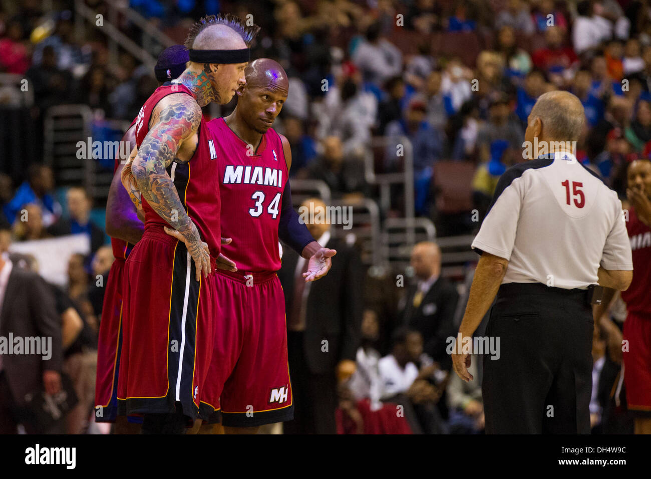 Nba referee three point hi-res stock photography and images - Alamy