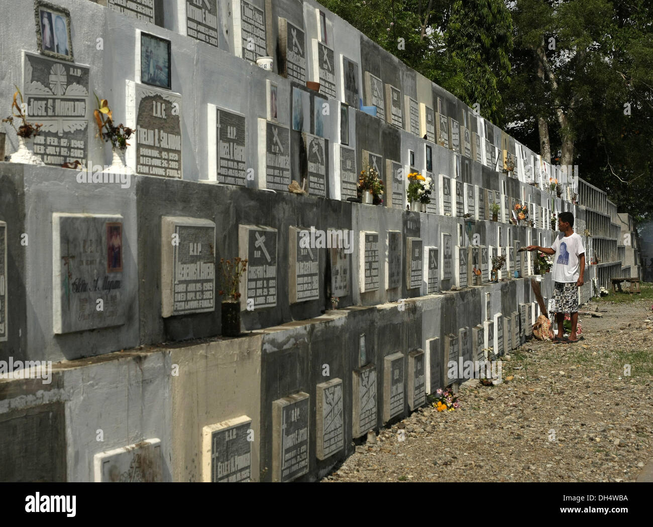 Davao, Philippines. 31st Oct, 2013. Filipino is seen cleaning the tomb ...