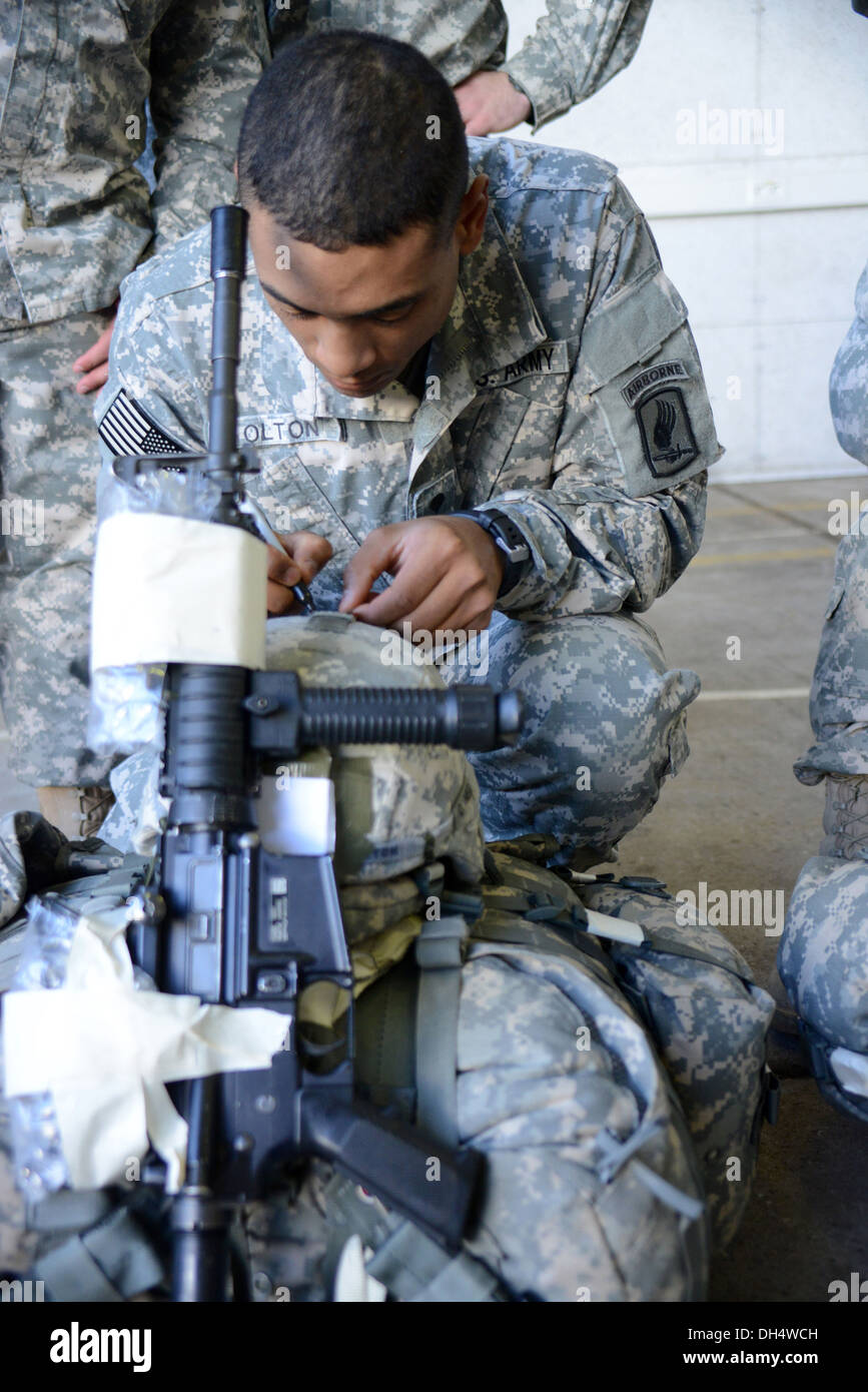 U s army soldier parachutes hi-res stock photography and images - Alamy