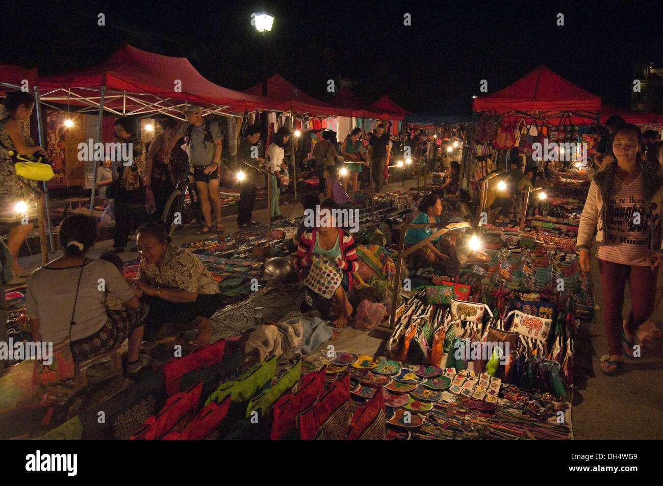 Luang prabang night market hawkers hi-res stock photography and images ...