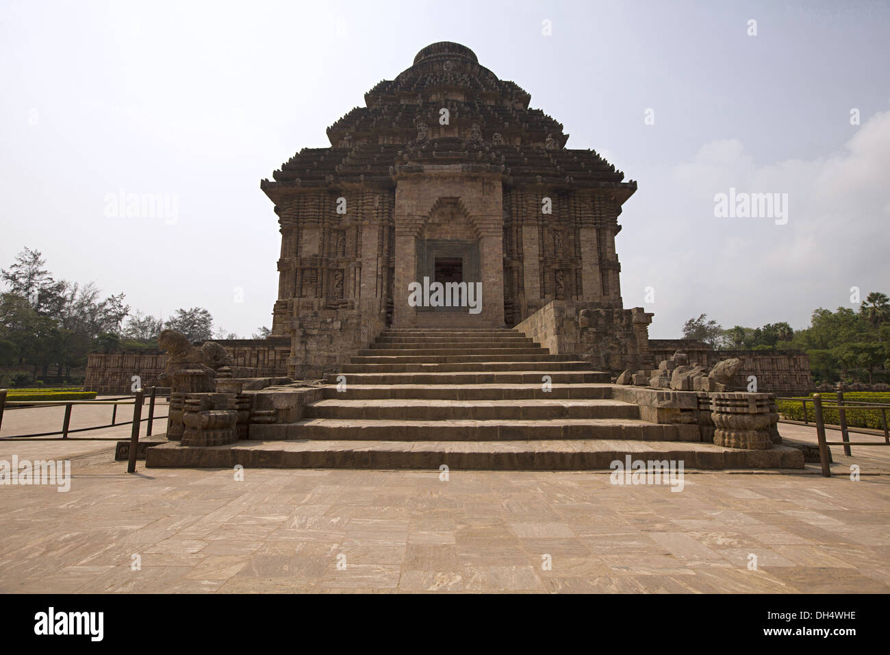 Façade of the Jagamohana of the 13th century Konark Sun temple ...