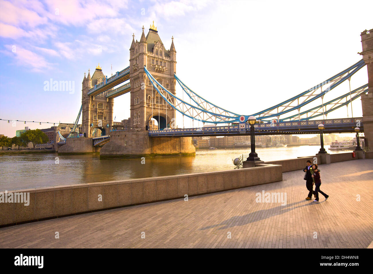 Romantic Couple, Tower Bridge, London, England Stock Photo - Alamy