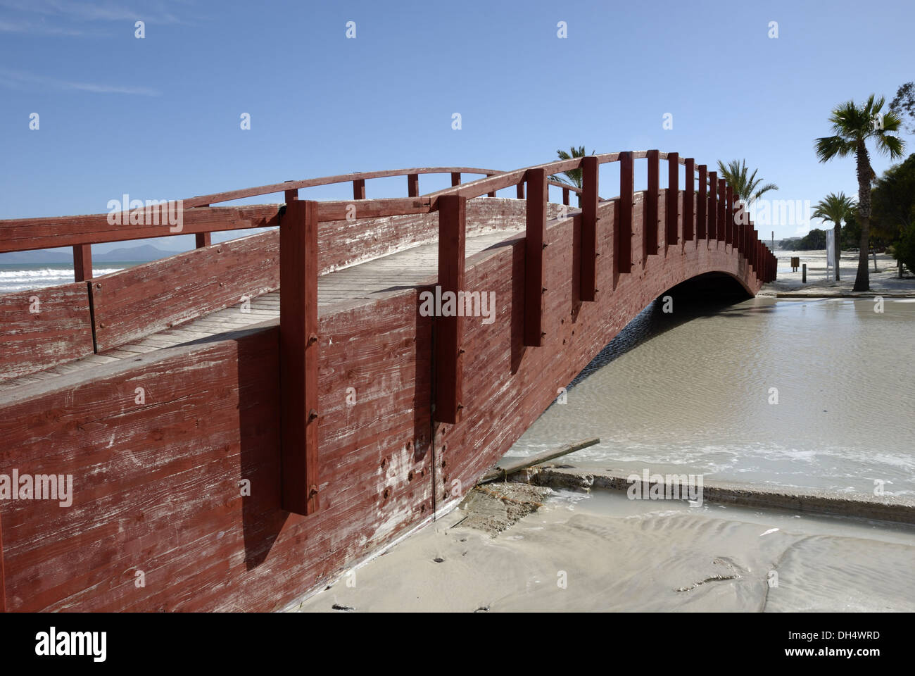 Bridge on beach hi-res stock photography and images - Alamy