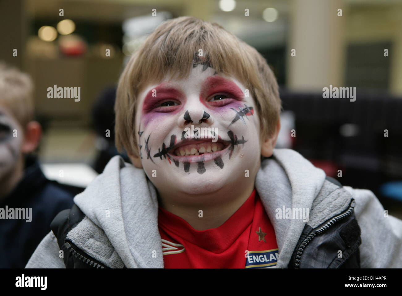 Orpington, Kent, UK. 31st October 2013. A smiling ghoul, children had ...