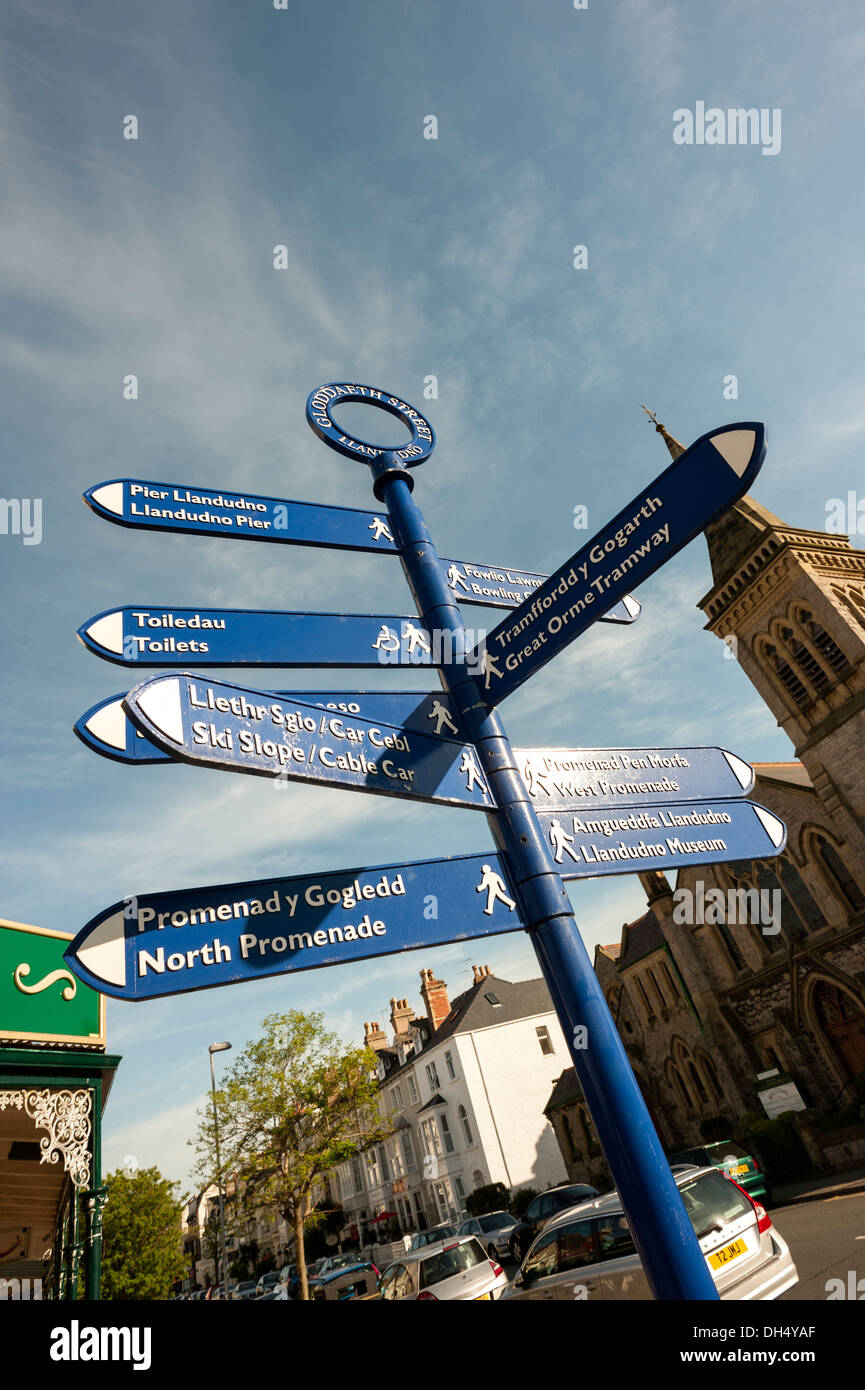 Welsh language signpost hi-res stock photography and images - Alamy