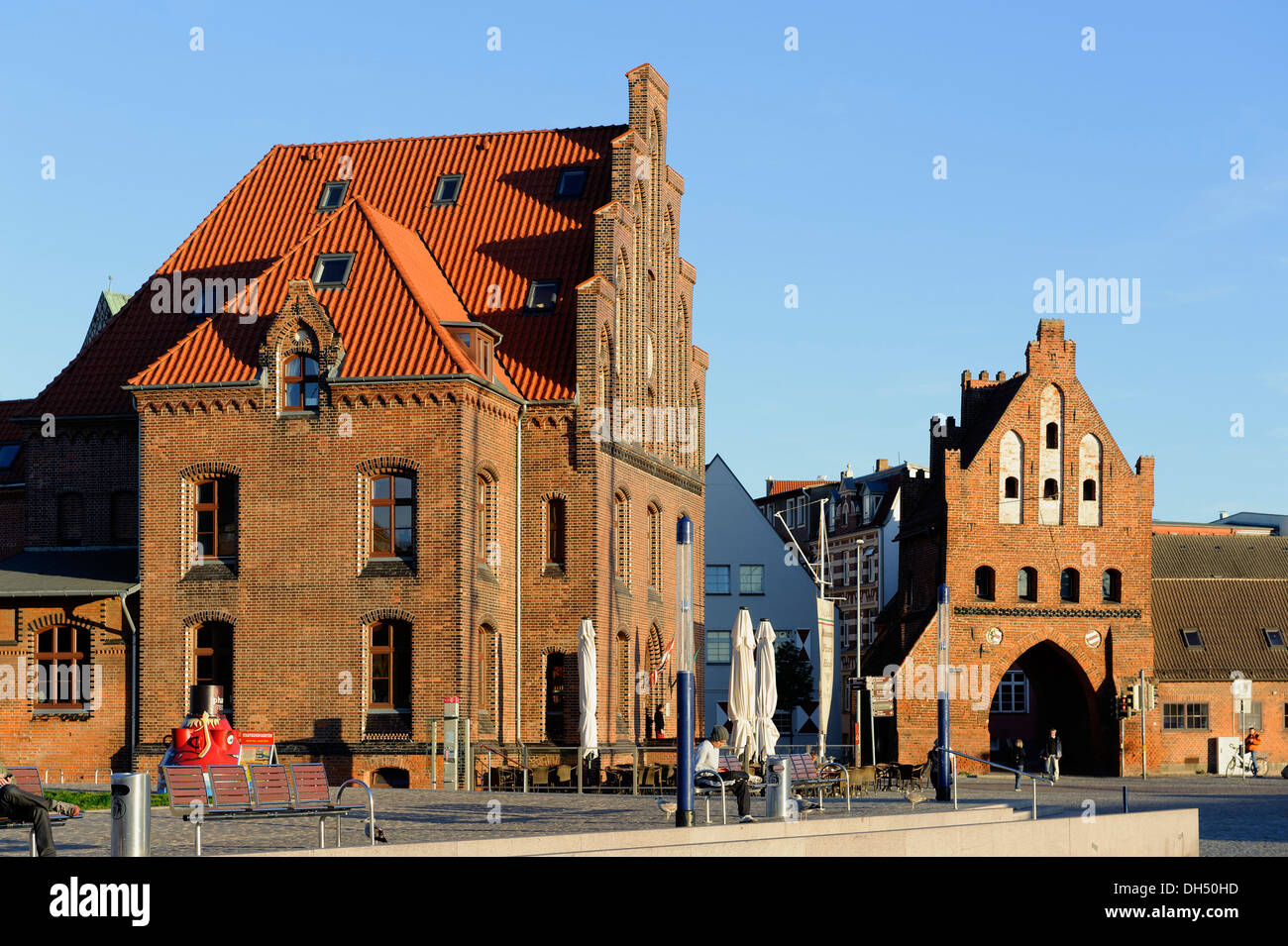 Old Customs House and old city-gate "Wassertor", Hanseatic city of ...