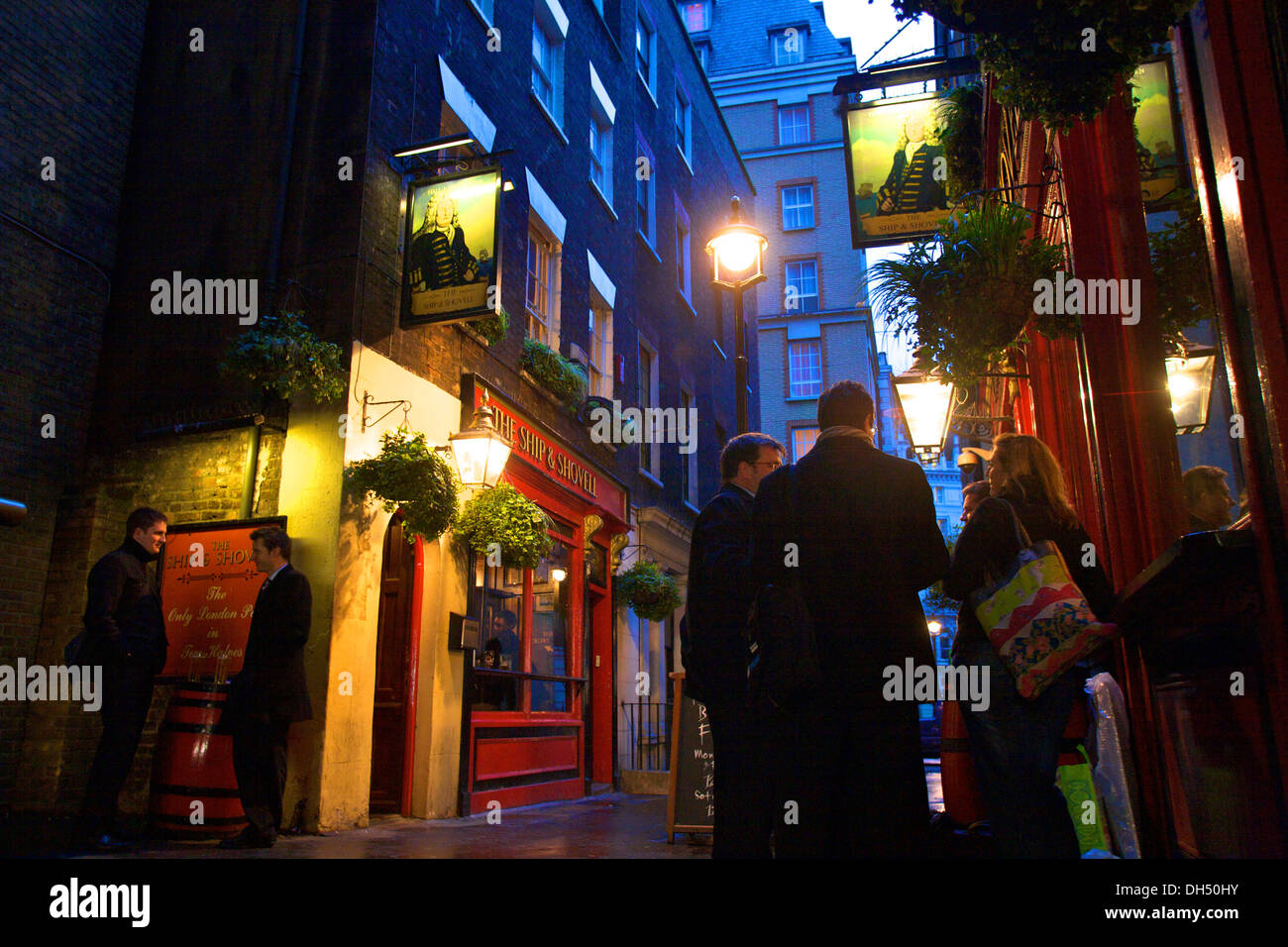 London nightlife and bars hi-res stock photography and images - Alamy