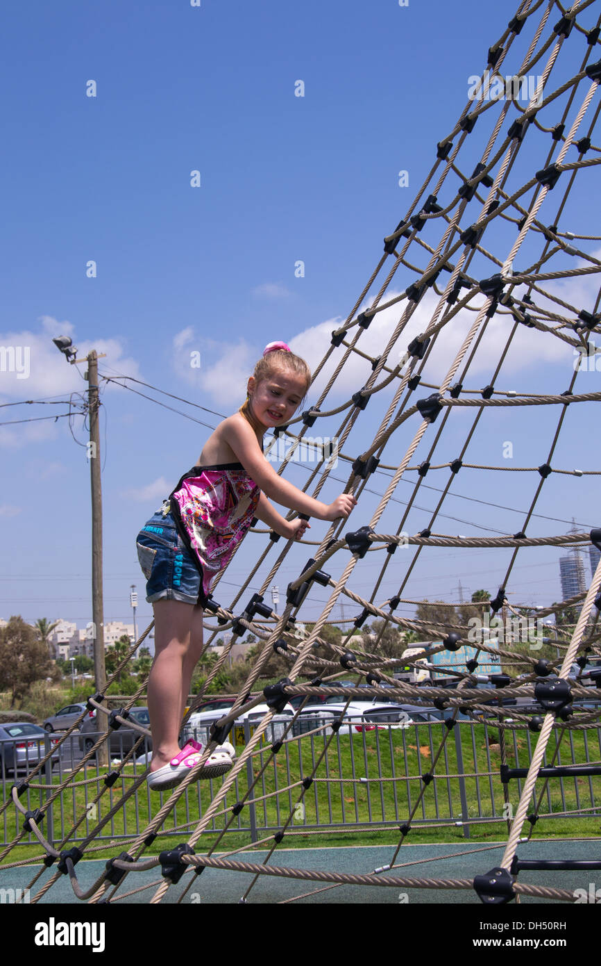 Rope climbing children hi-res stock photography and images - Alamy