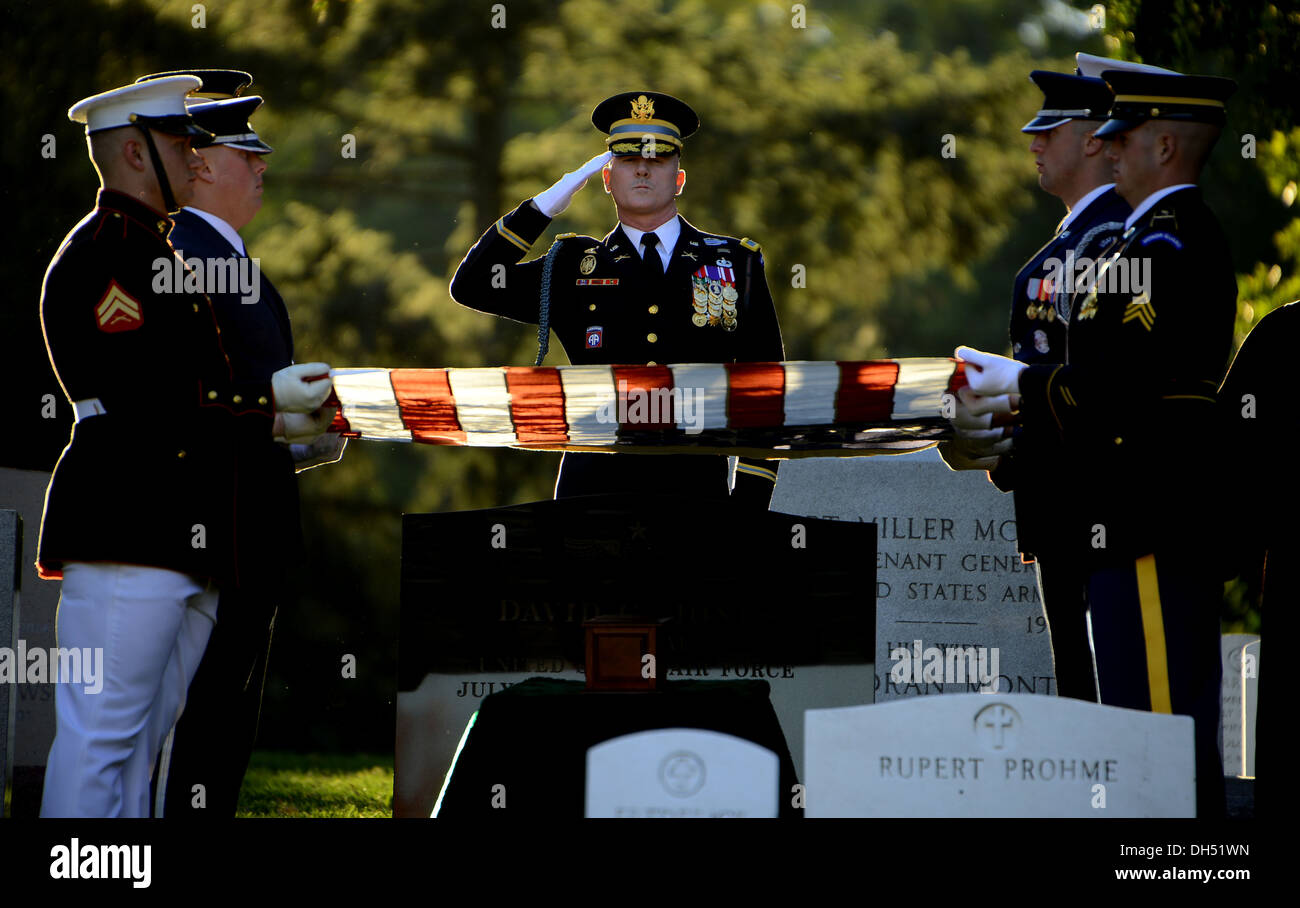 Soldiers from the 3d U.S. Infantry Regiment (The Old Guard), provide ...