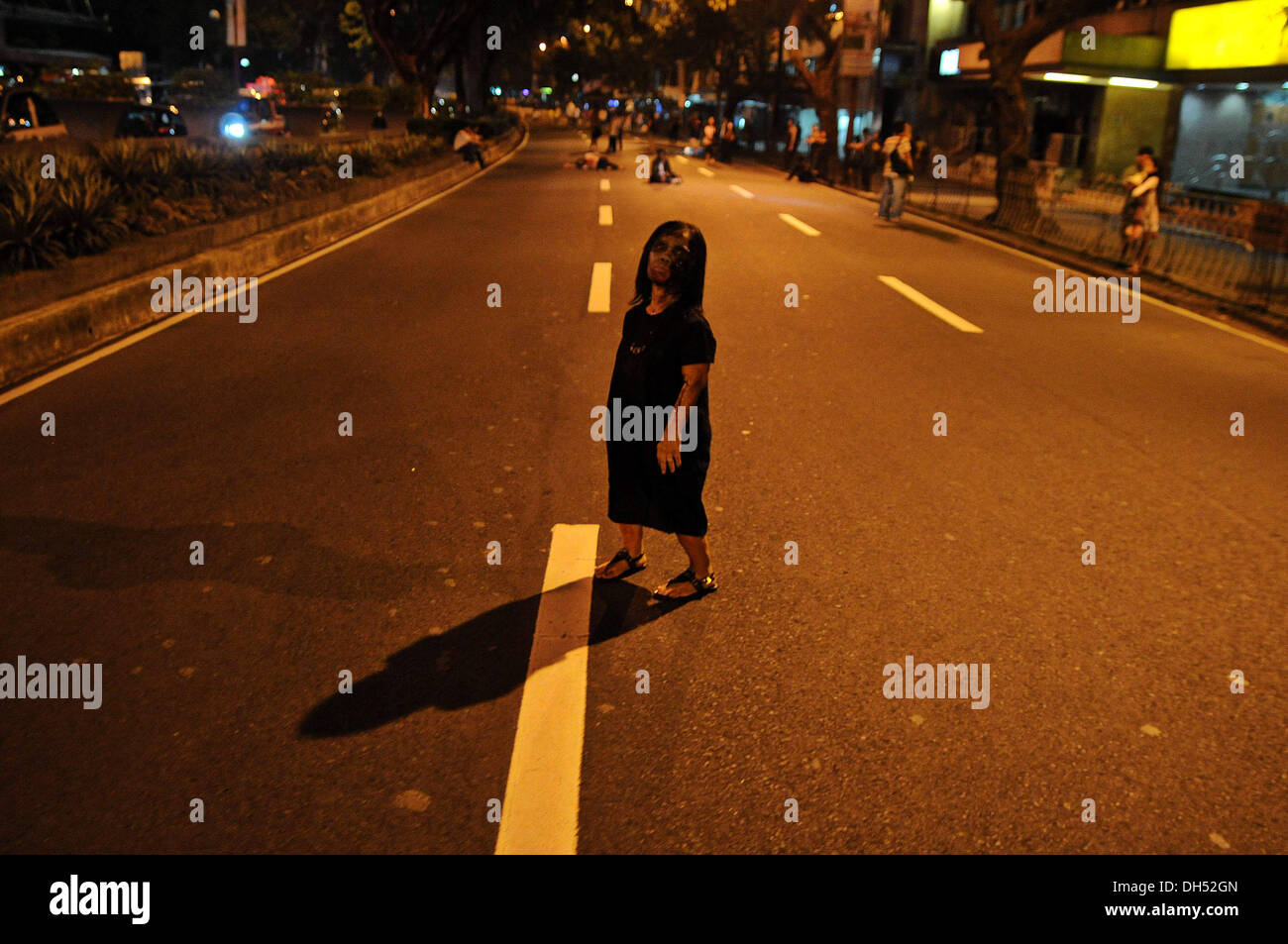 Manila, Philippines. 31st Oct, 2013. A Filipino 'zombie' takes part in ...
