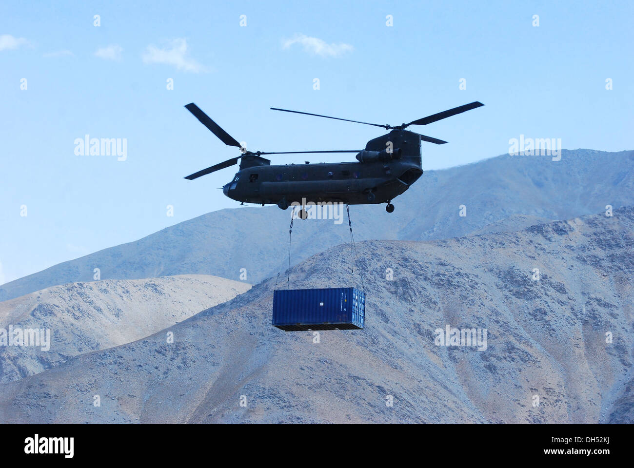 A 10th Combat Aviation Brigade CH-47 Chinook helicopter sling loads a ...