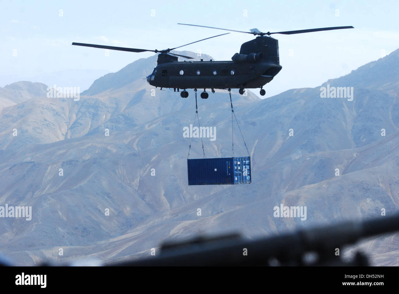 A 10th Combat Aviation Brigade CH-47 Chinook helicopter sling loads a ...
