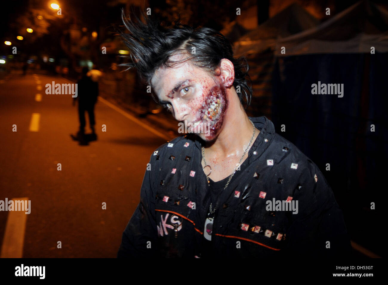 Manila, Philippines. 31st Oct, 2013. A Filipino 'zombie' takes part in ...