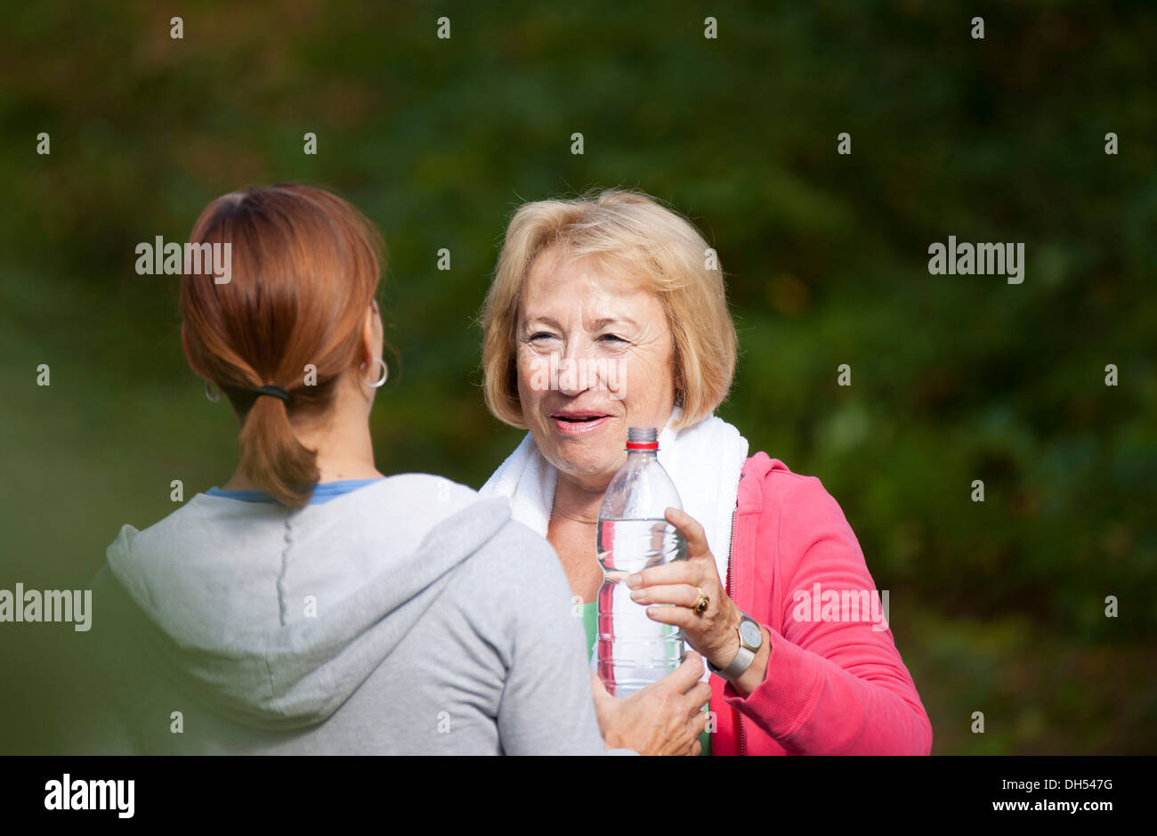 Women taking a break while doing sports outdoors Stock Photo - Alamy