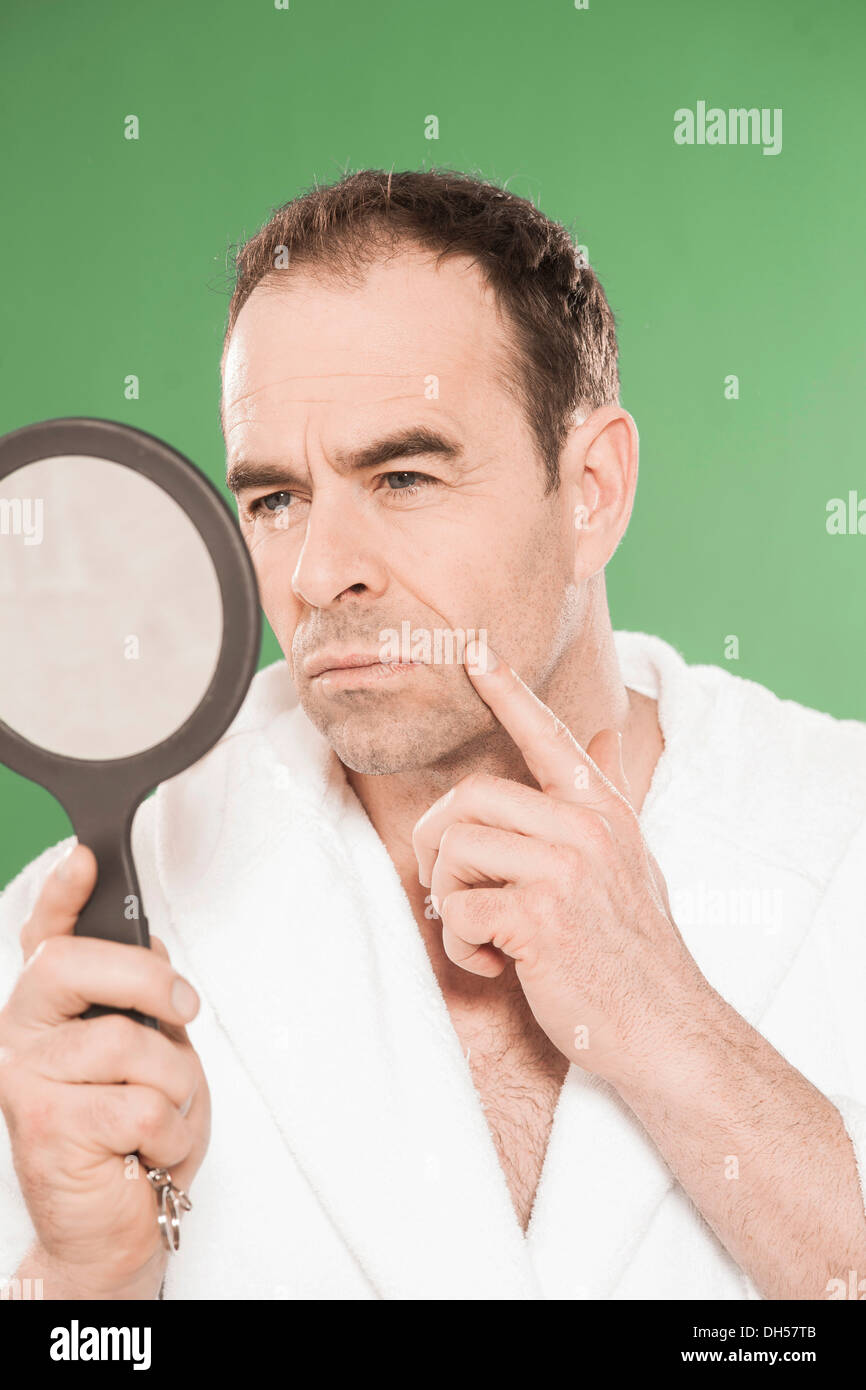 Man looking himself mirror hi-res stock photography and images - Alamy