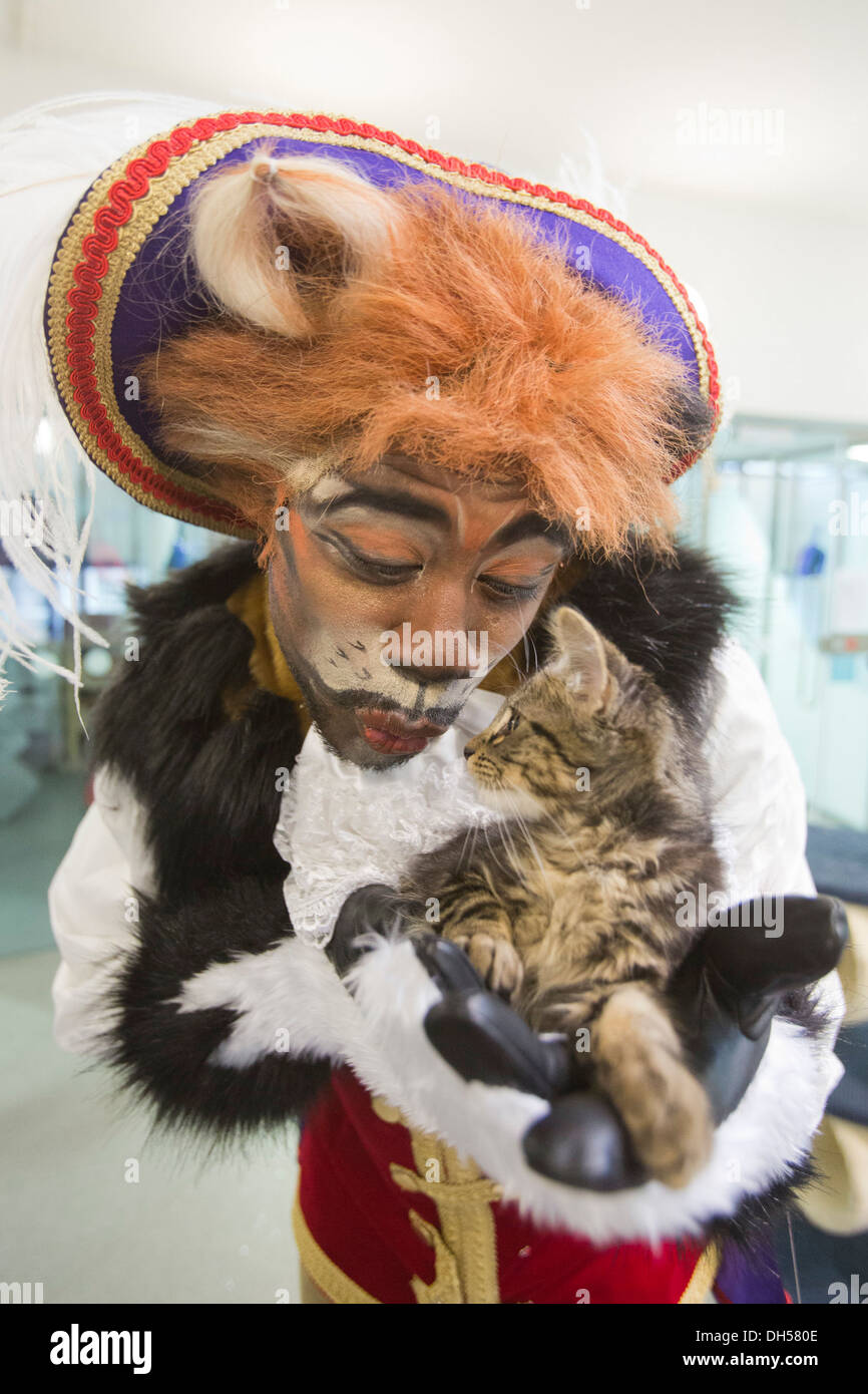 Puss in boots pantomime hi-res stock photography and images - Alamy