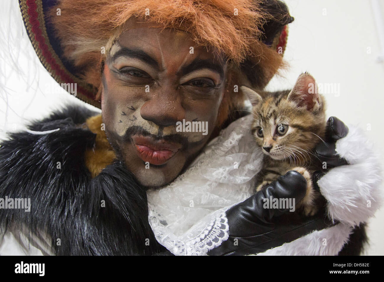 Pantomime puss in boots hi-res stock photography and images - Alamy