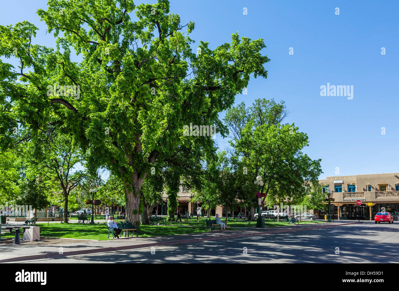 The historic Santa Fe Plaza in downtown Santa Fe, New Mexico, USA Stock ...