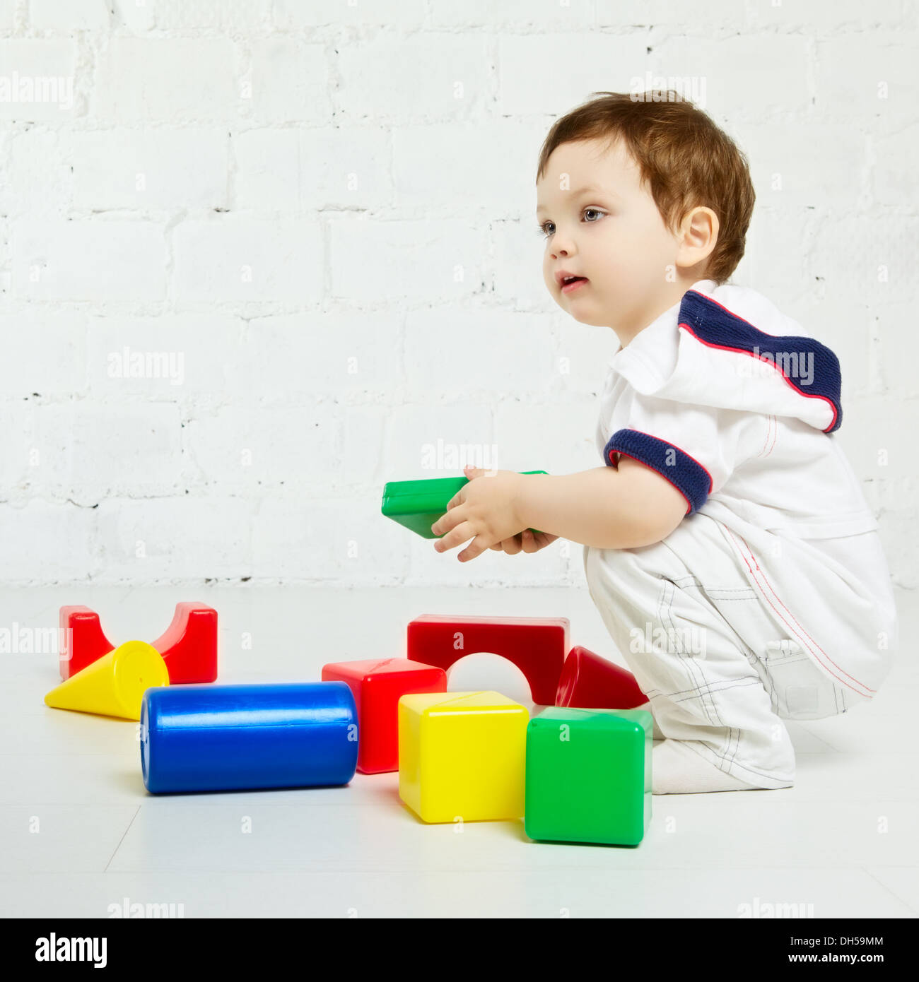 Photo of child playing hi-res stock photography and images - Alamy