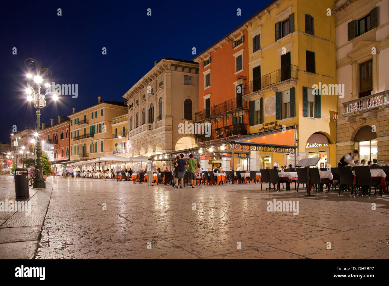 Nightlife in verona hi-res stock photography and images - Alamy