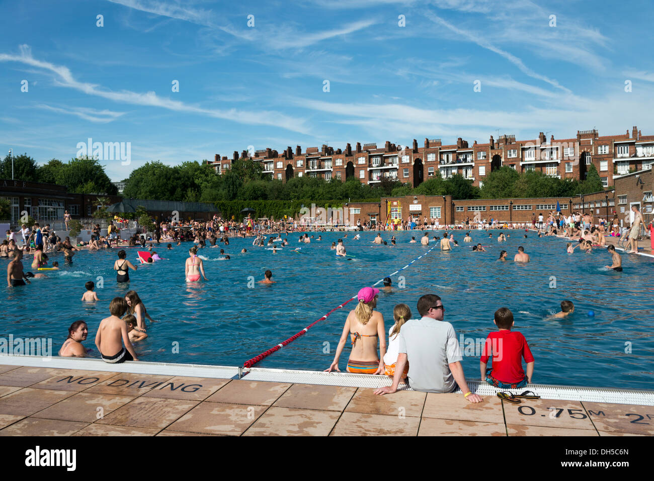 People swimming lido pool hi-res stock photography and images - Alamy