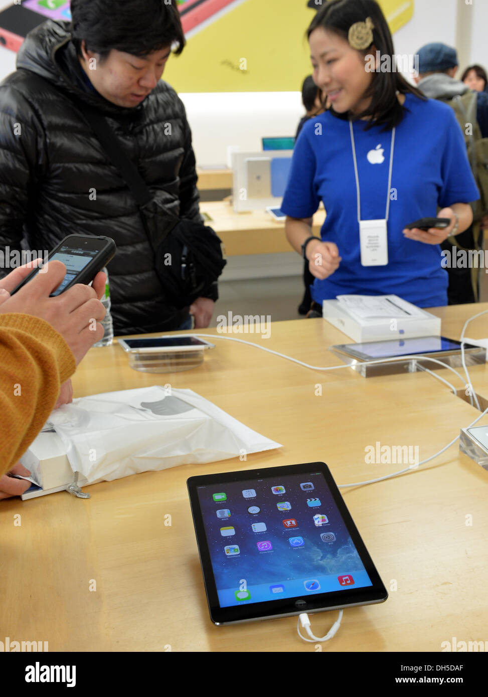 Tokyo, Japan. 1st Nov, 2013. Customer try their hands on Apple's iPad ...
