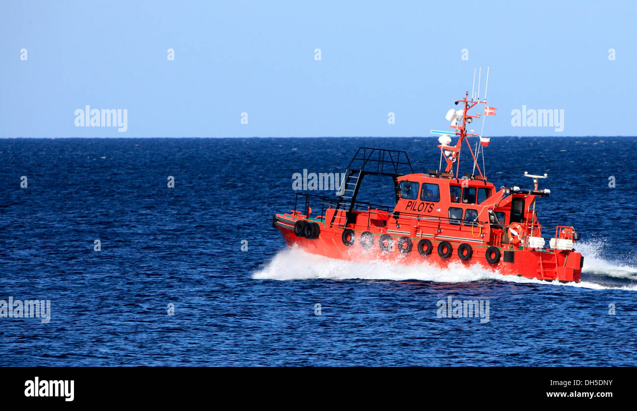 Tugboat sea hi-res stock photography and images - Alamy
