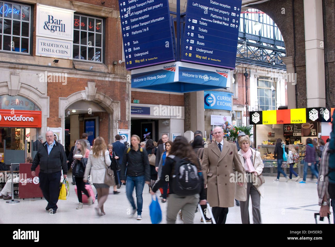 Victoria station hi-res stock photography and images - Alamy