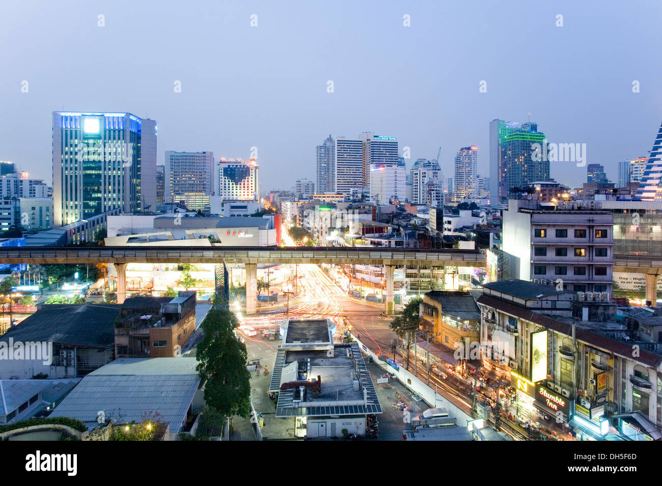 Sukhumvit Road, BTS Skytrain, Sukhumvit line, Bangkok, Thailand Stock ...
