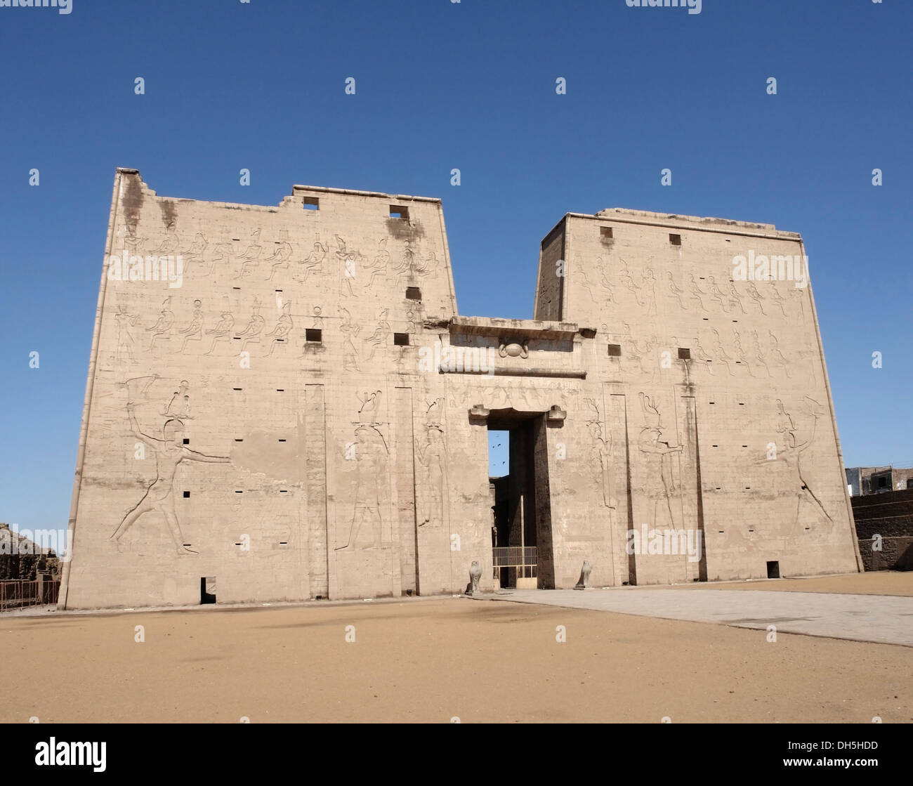 Temple of edfu hi-res stock photography and images - Alamy