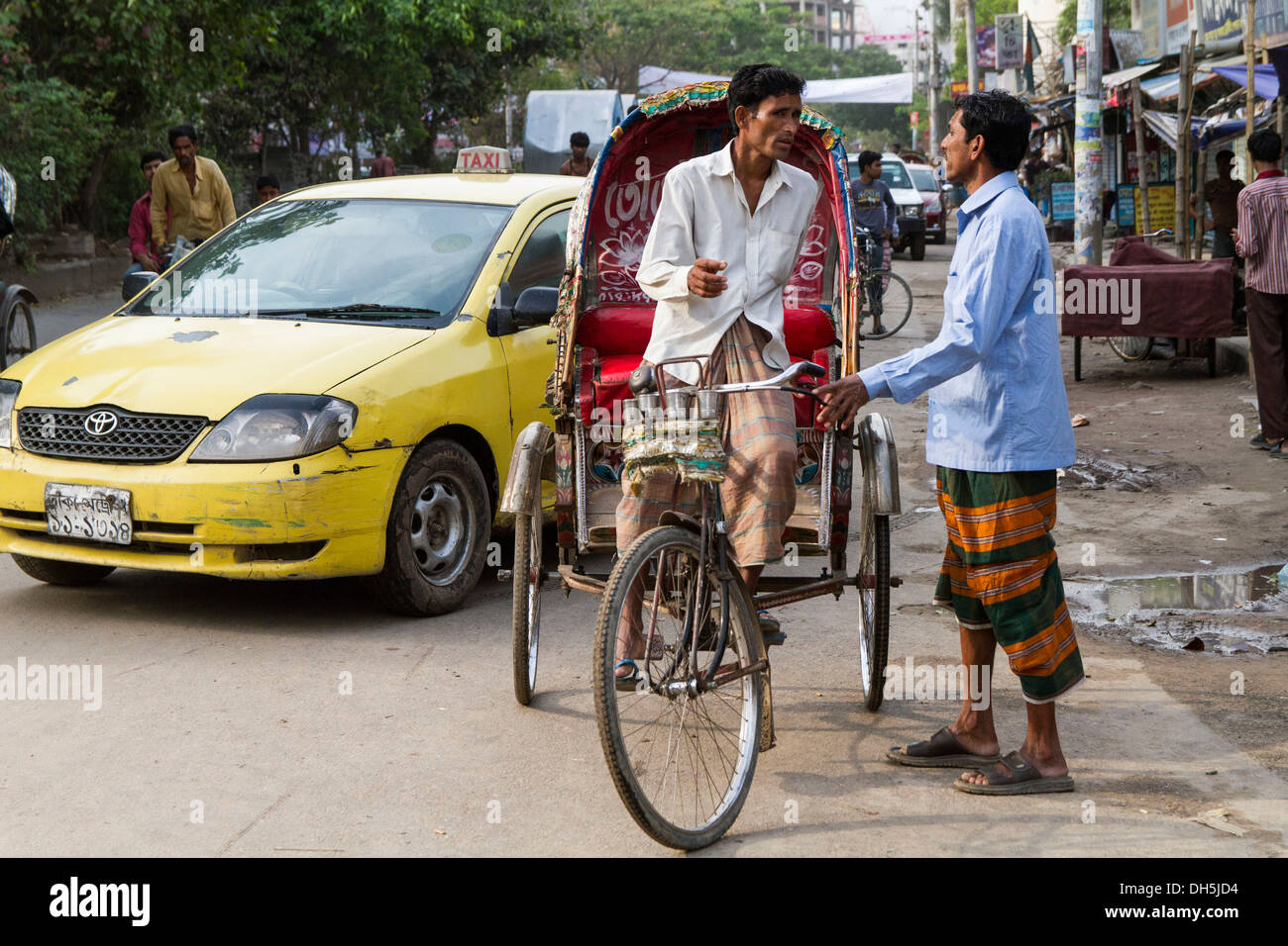 Rickshaw drivers dhaka hi-res stock photography and images - Alamy