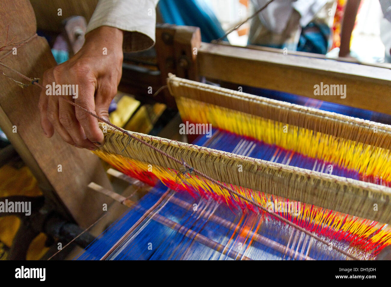 Hand at the loom, the establishment of the loom takes a day, 2300 ...