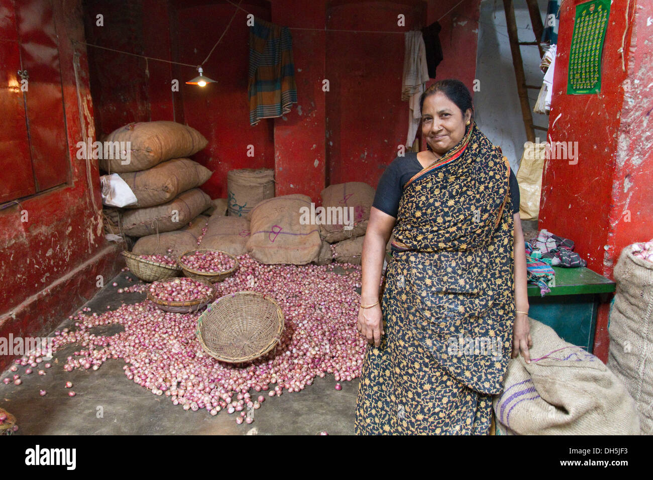 Clothing shop old dhaka bangladesh hi-res stock photography and images ...