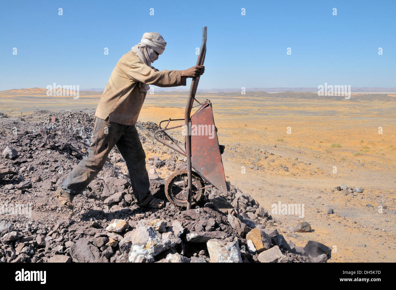 Worker with traditional Litham turban, mining of lead sulphide, border ...