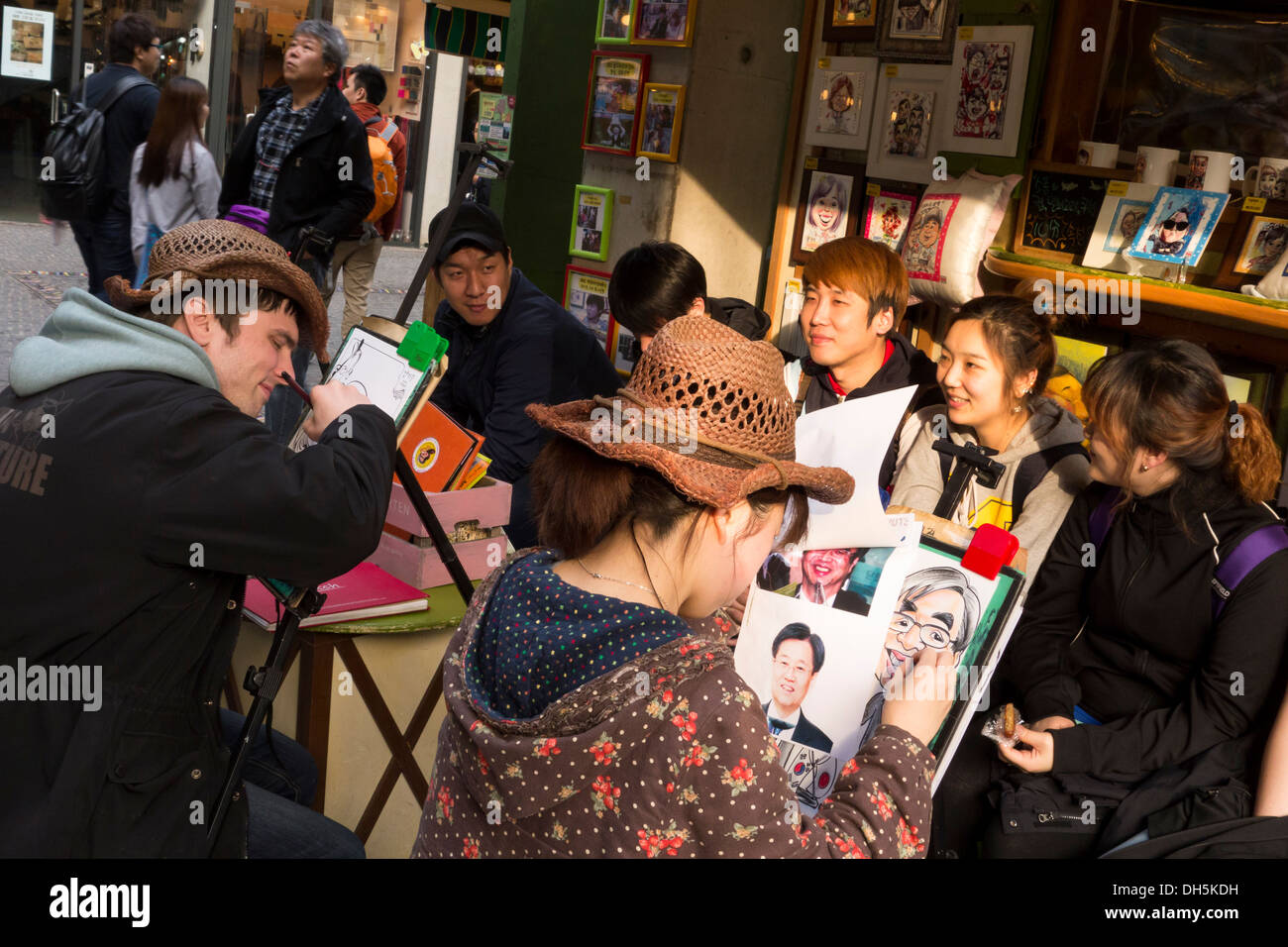 Street artist drawing portrait in Insadong, Seoul, Korea Stock Photo ...