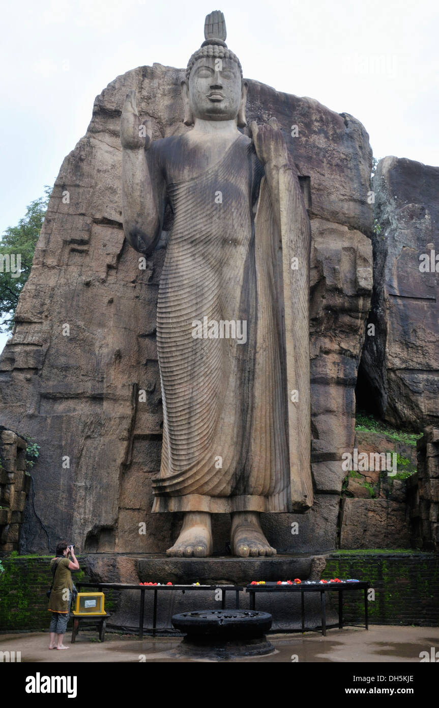 Sri lanka aukana buddha statue hi-res stock photography and images - Alamy