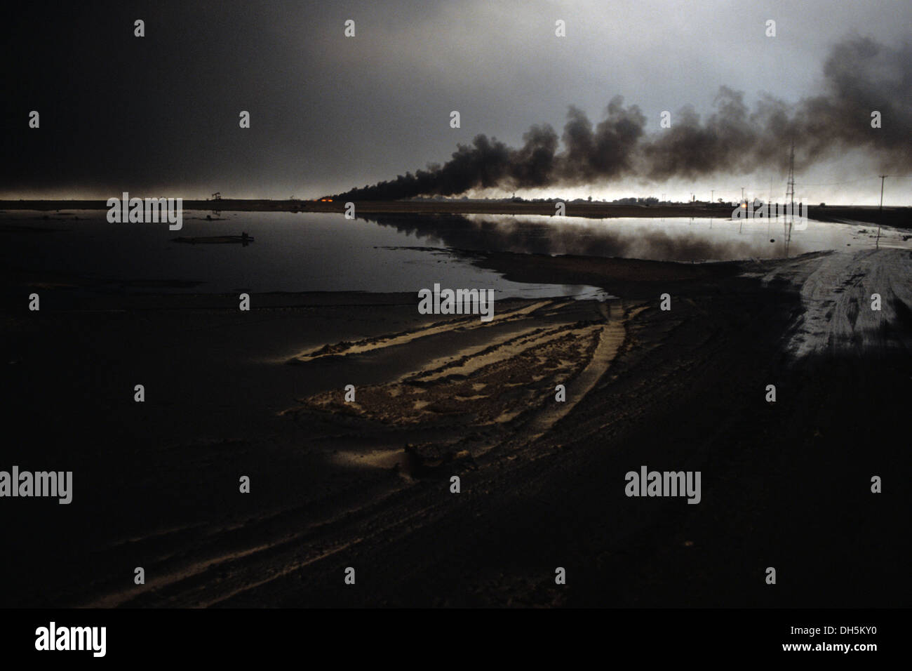 Kuwait oil well hi-res stock photography and images - Alamy