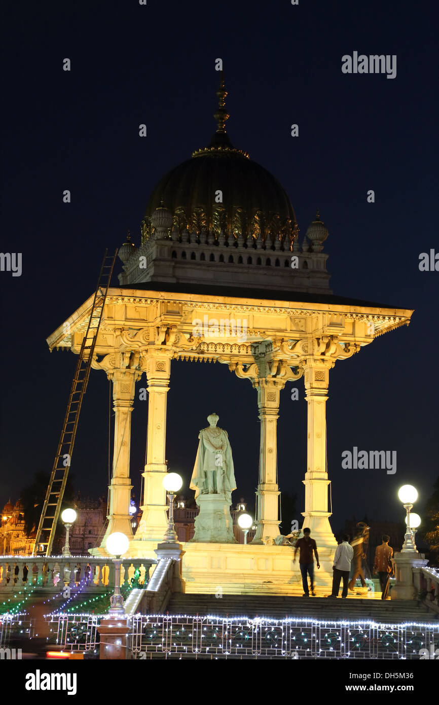 Circle of Chamaraja Wodeyar X in the centre of a roundabout in Mysore ...
