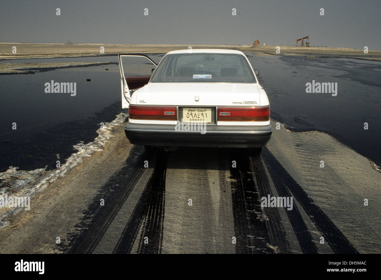 The aftermath of the 1991 Gulf War in Kuwait : oil lake in fire in the ...