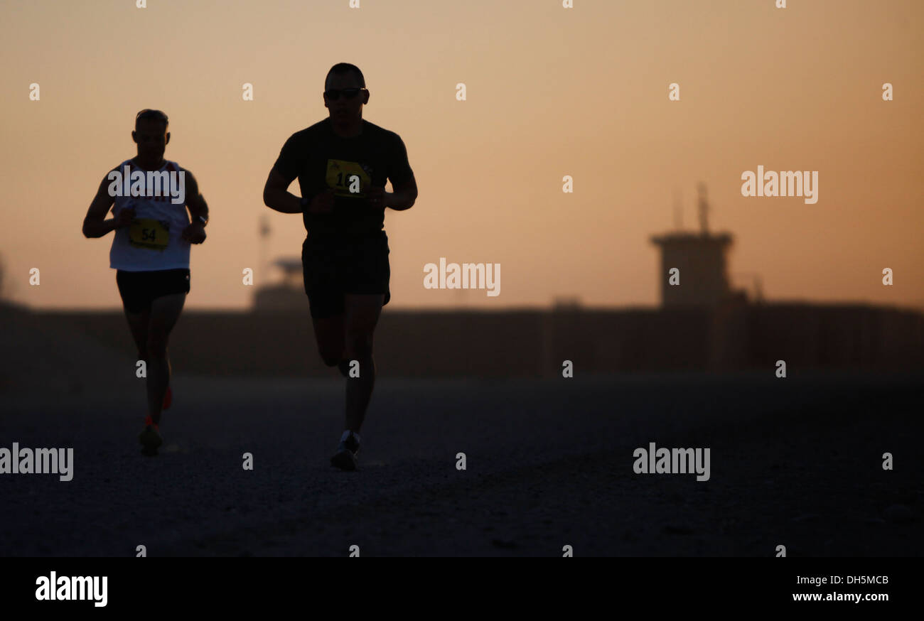 Runners compete in the 2013 Marine Corps Marathon Fowrard at Camp ...