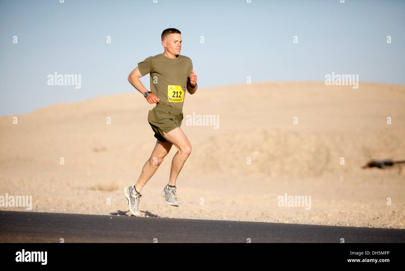 Runners compete in the 2013 Marine Corps Marathon Fowrard at Camp ...