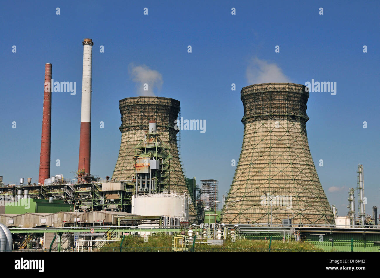 Vent stacks and burner, Rheinland Raffinerie-Werk Nord refinery, Shell ...