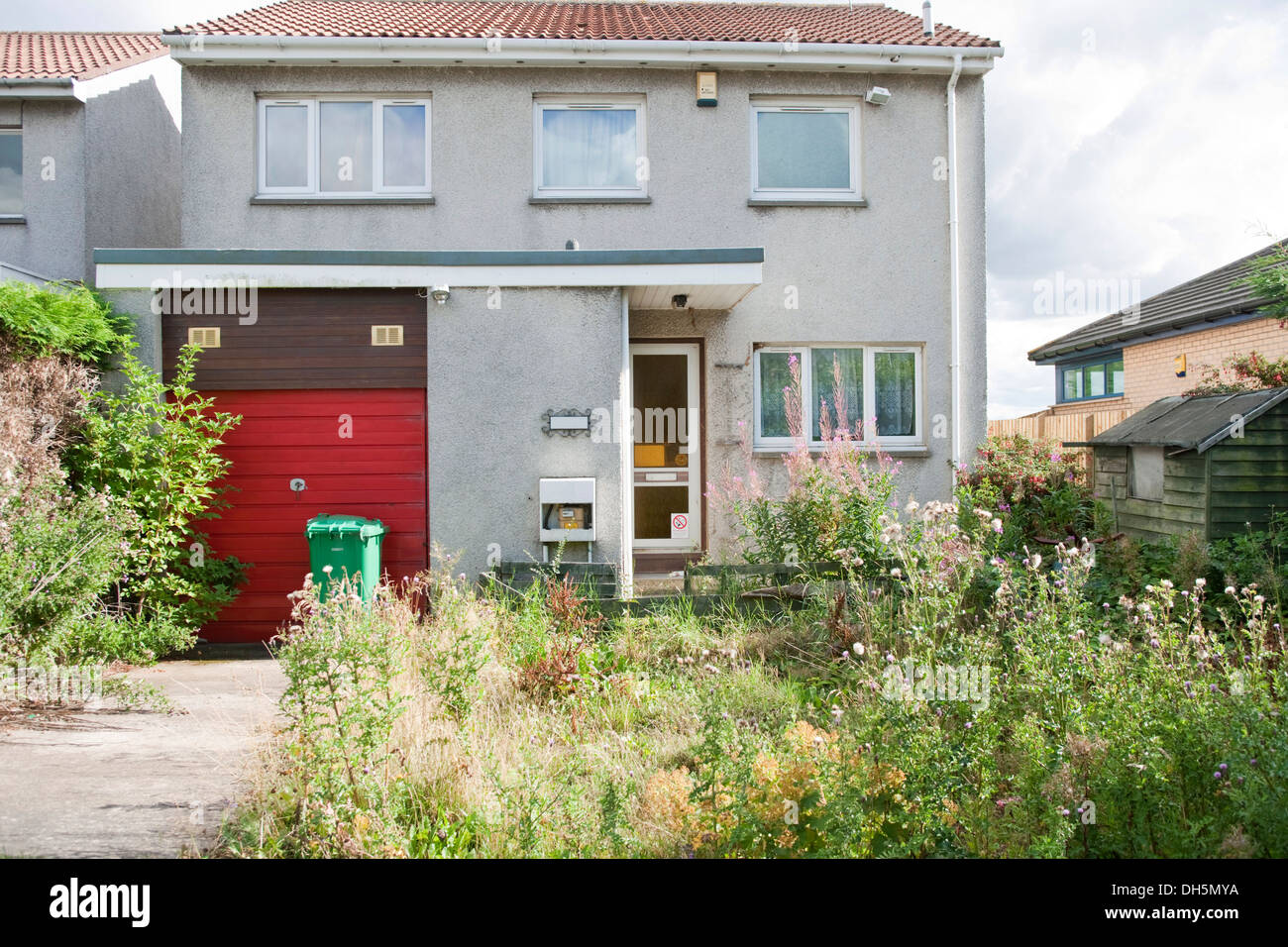 Empty home exterior hi-res stock photography and images - Alamy
