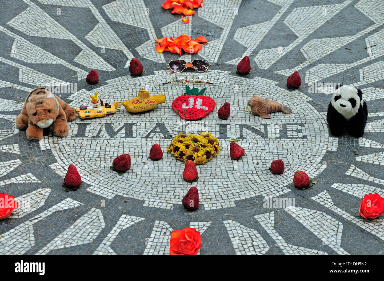 John lennon murdered hi-res stock photography and images - Alamy