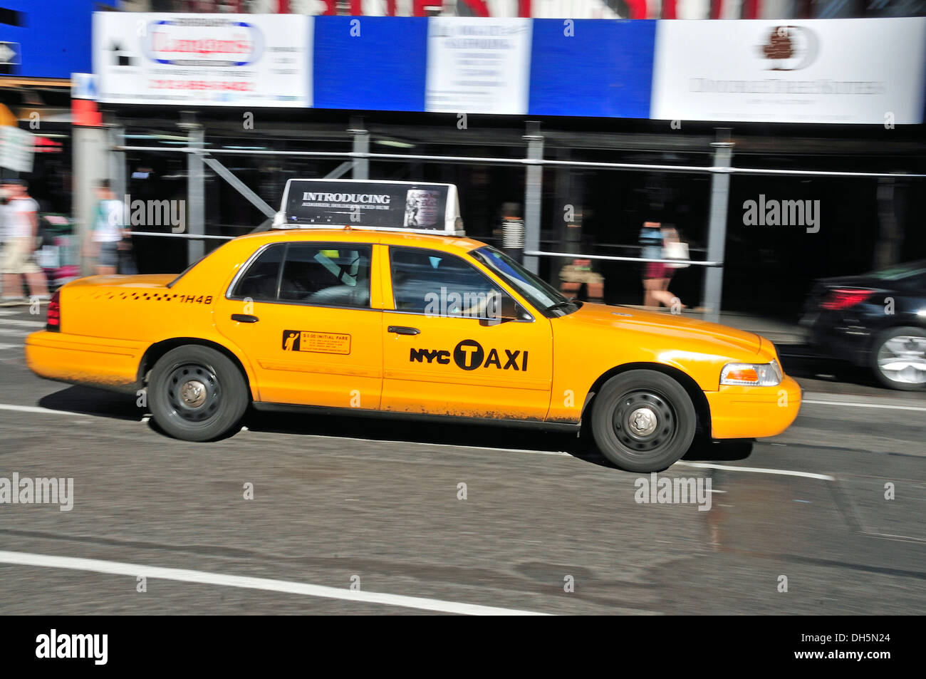 Taxi times square hi-res stock photography and images - Alamy